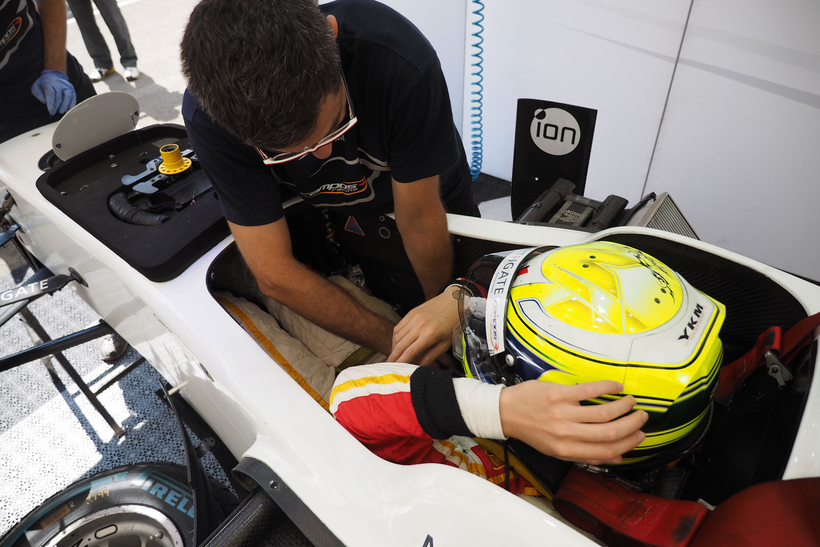 【F1リアルスコープ】GP2マシンGP2/11のステアリング – F1LIFE