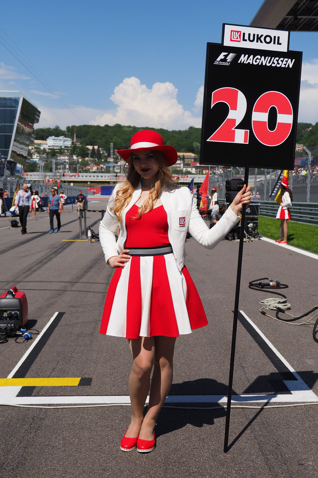 【F1ビューティー】2017 Rd.4 ロシアGP編「ロシアらしい赤白のドレス」 – F1LIFE