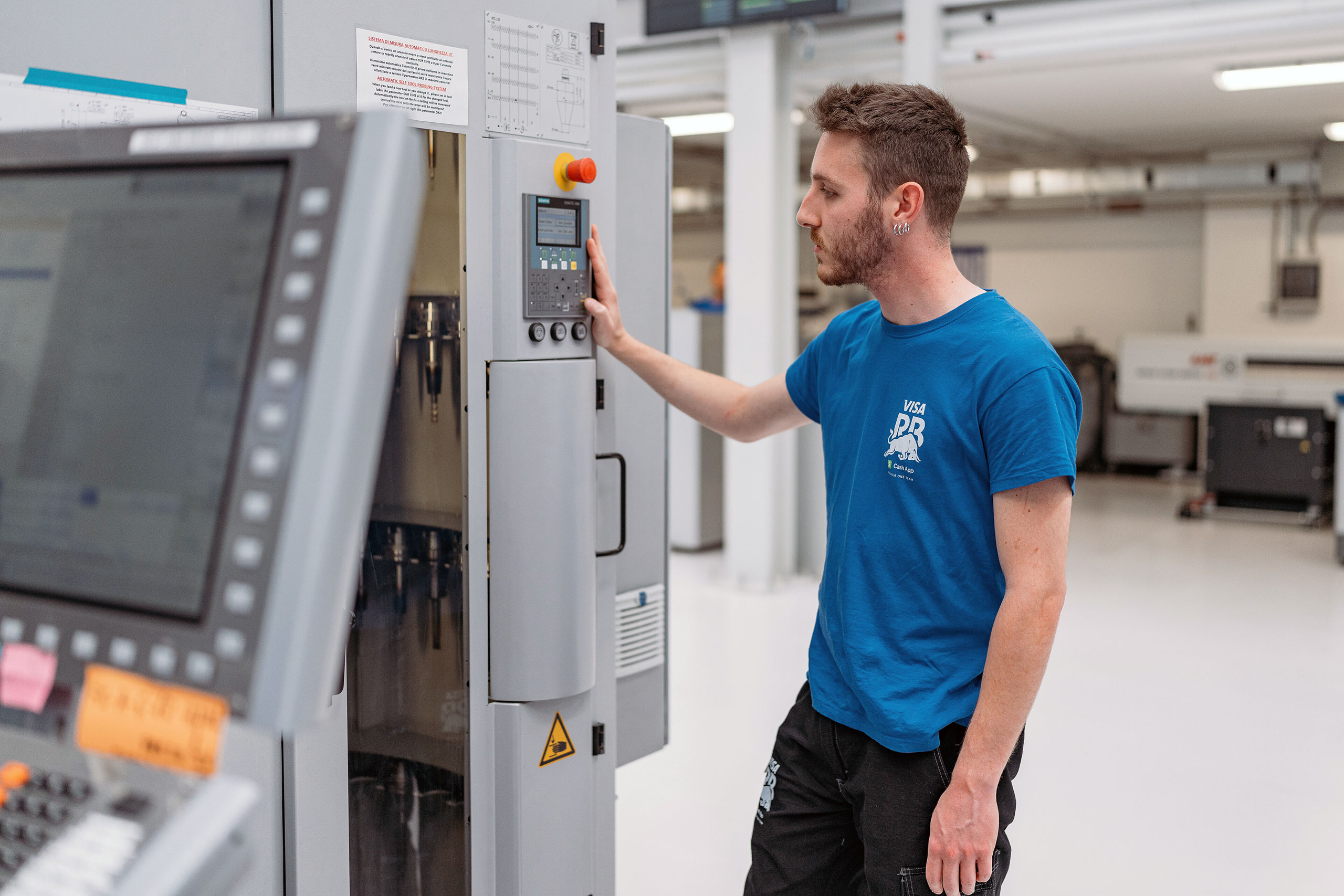 【特別記事】レーシングブルズ、VCARB 02を生み出すファクトリー徹底紹介【ファエンツァ】 – F1LIFE